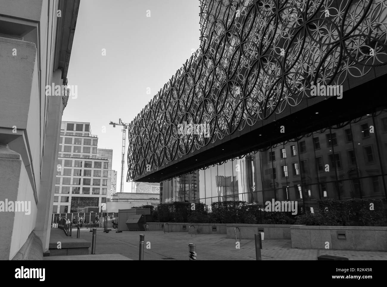 Looking upwards at the modern Birmingham library building Stock Photo ...