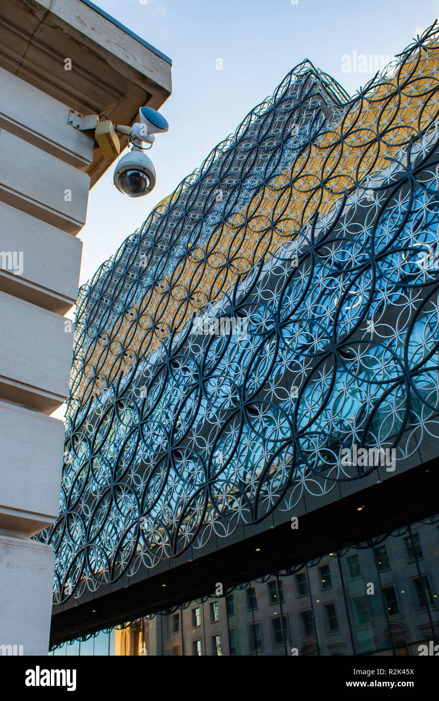 Looking upwards at the modern Birmingham library building Stock Photo ...