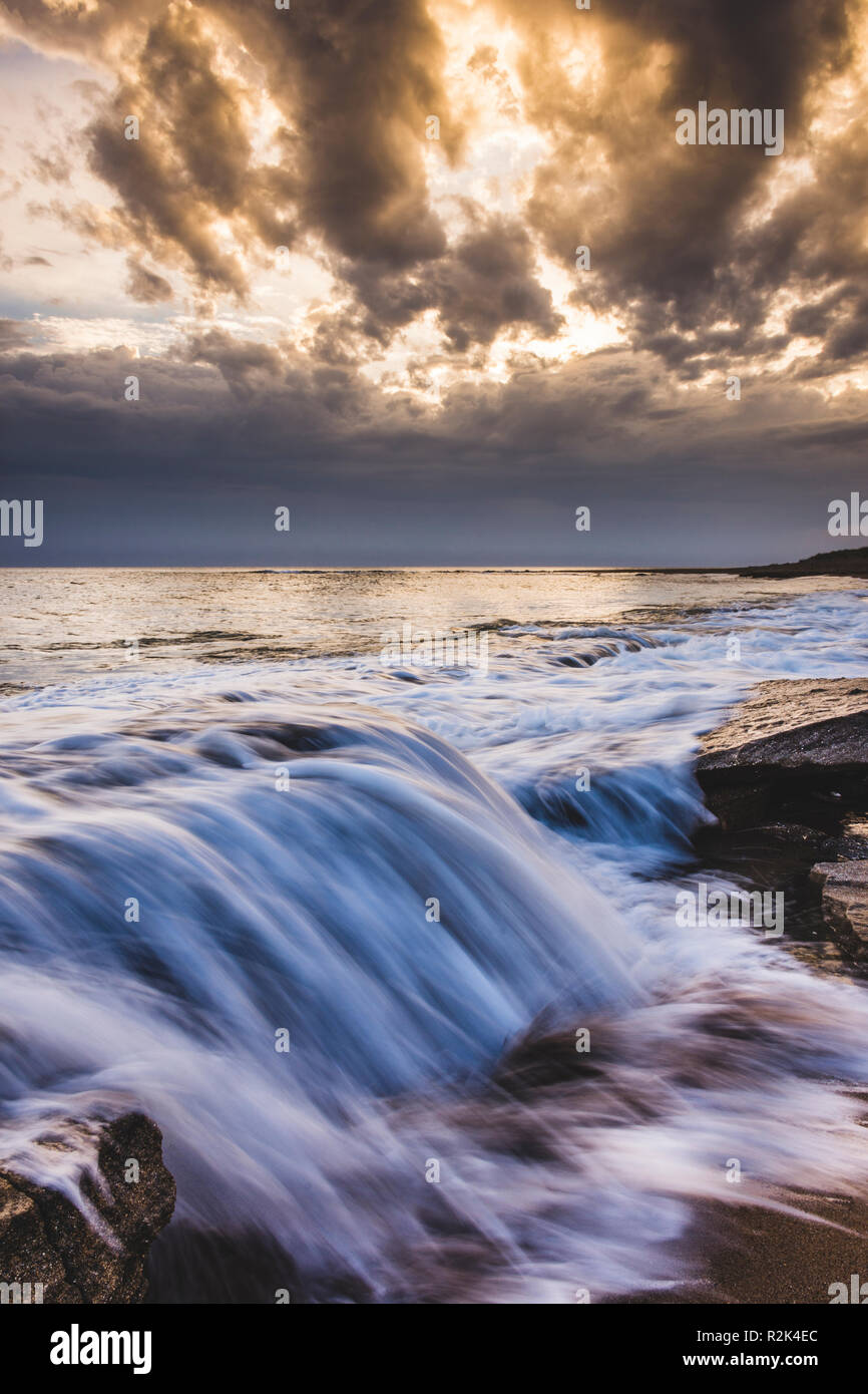 White water ocean crashing on rocks hi-res stock photography and images ...