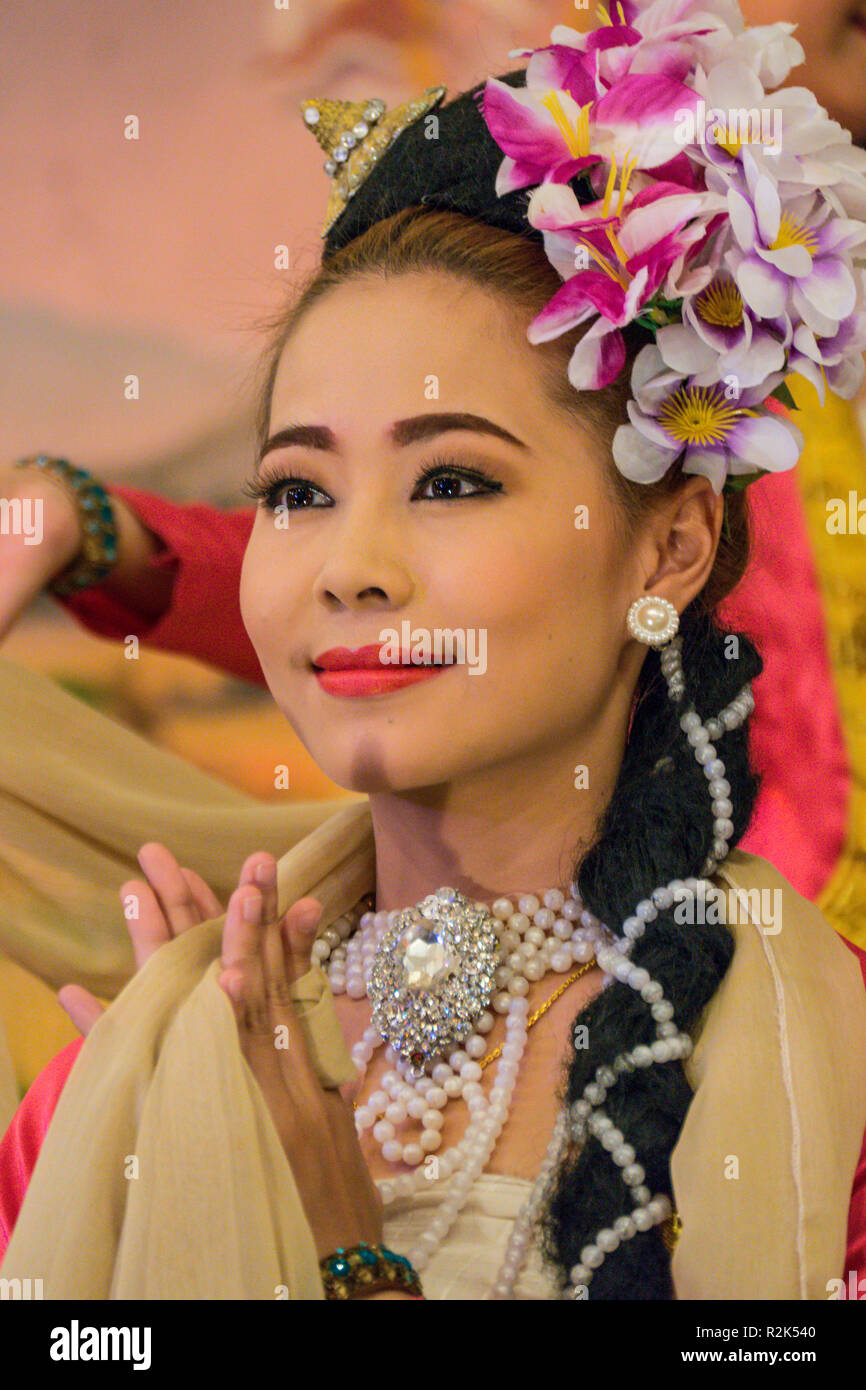 Traditional thai dance show hi-res stock photography and images - Alamy