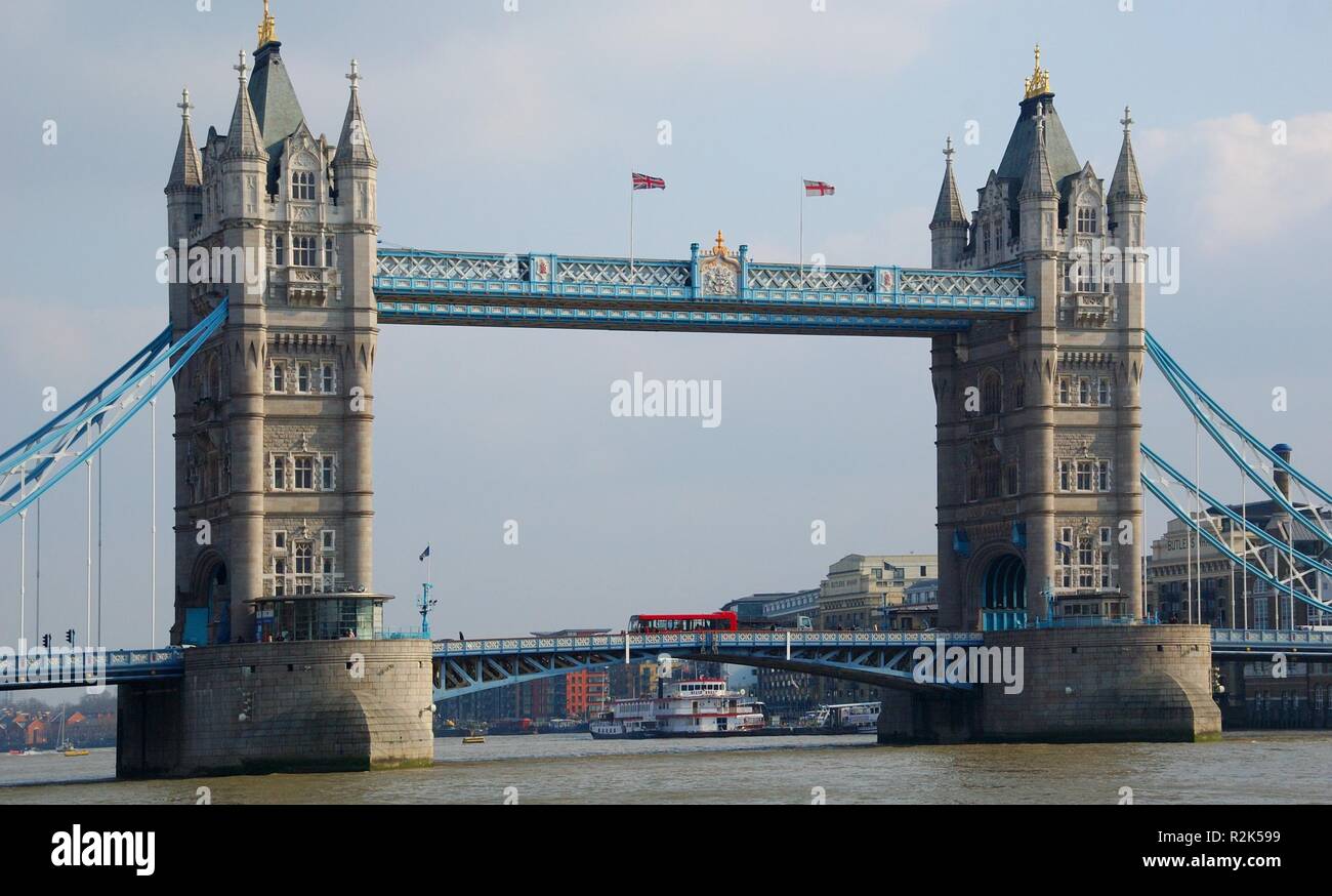 tower bridge and red bus Stock Photo - Alamy
