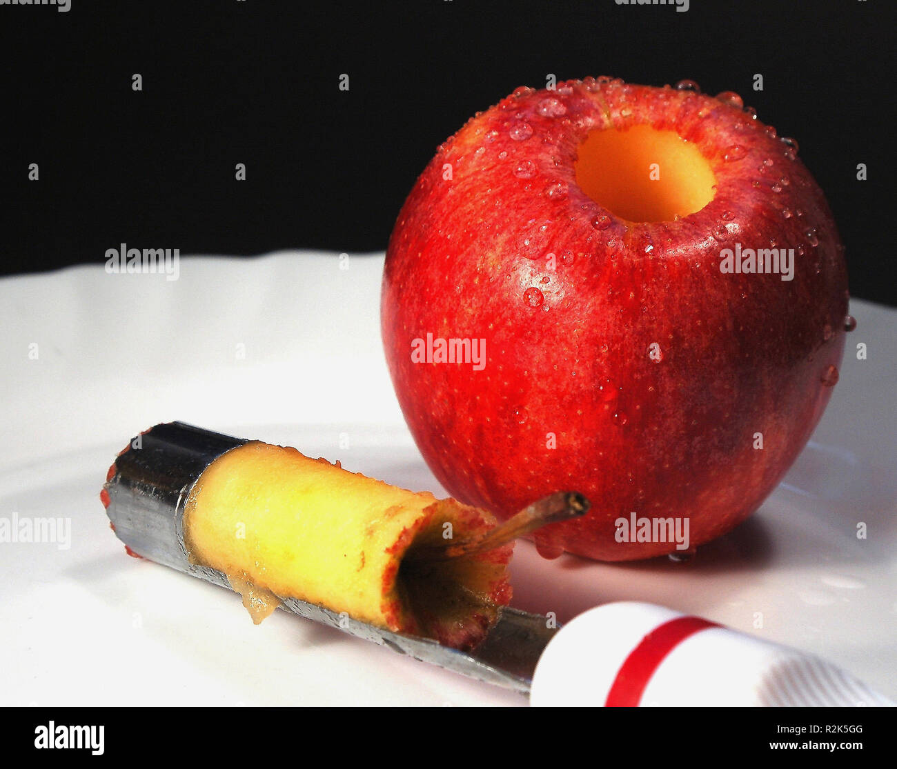 remove the core housing from the apple Stock Photo - Alamy