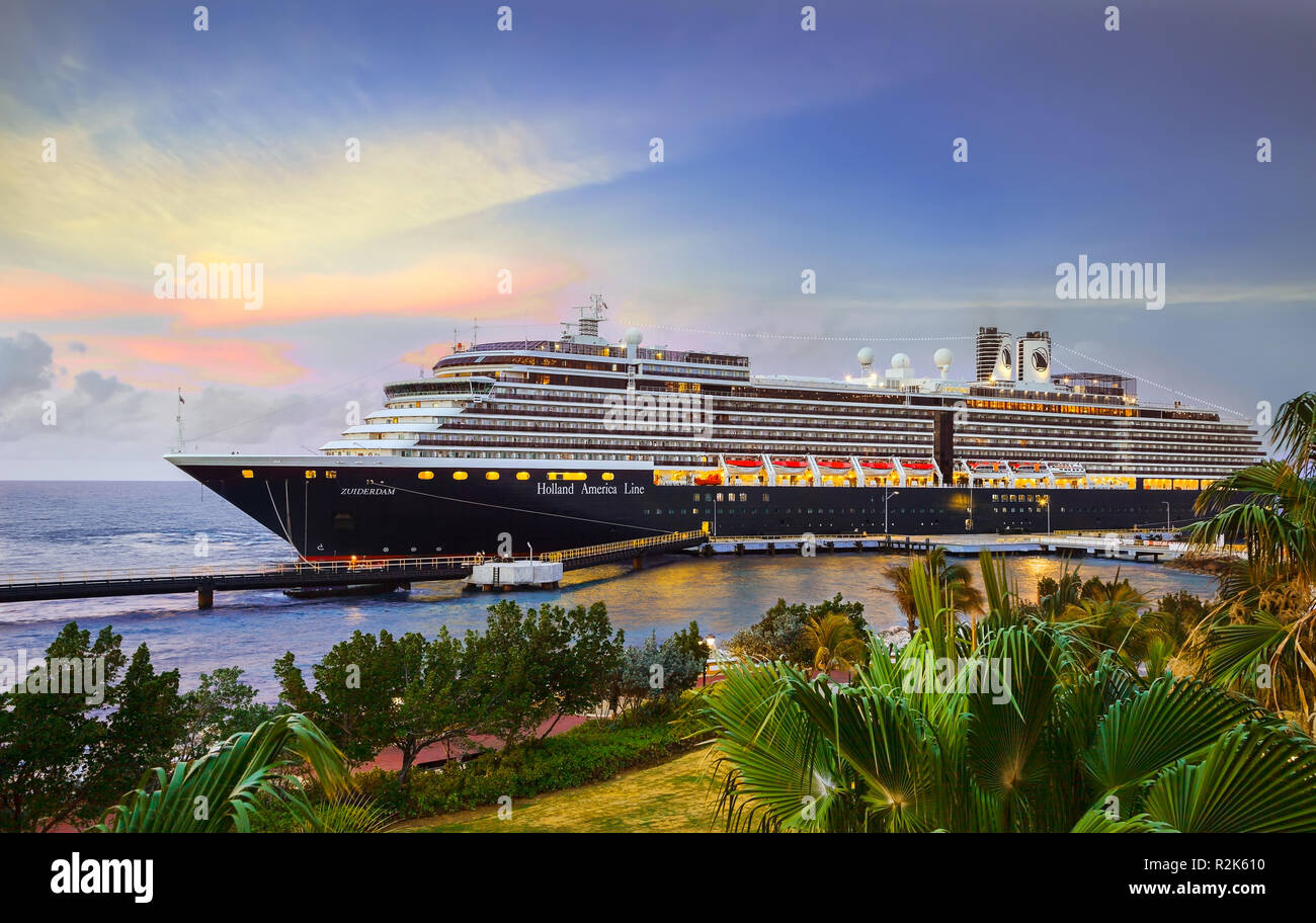 Cruise Ship in port Stock Photo - Alamy