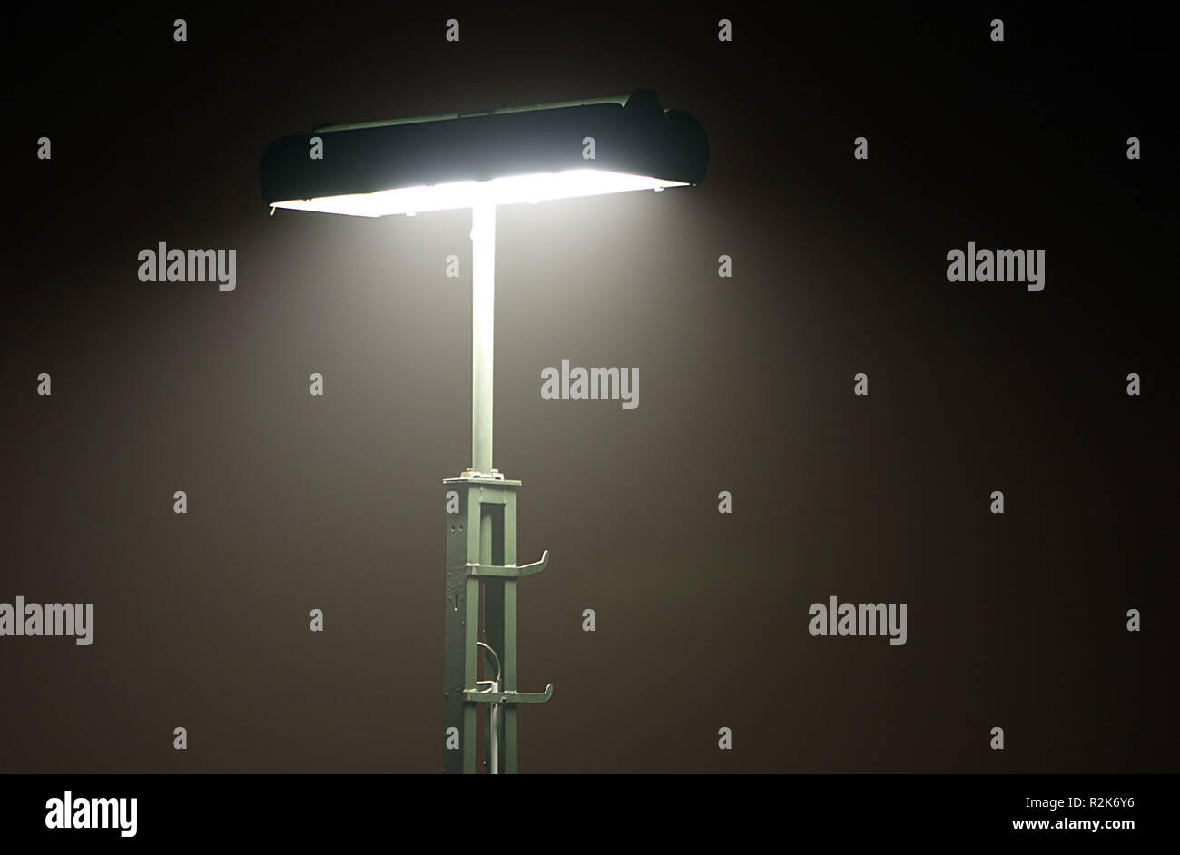 Light bulb with rays shine hi-res stock photography and images - Alamy