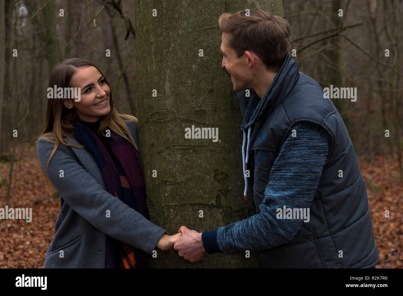 Couple hugging tree hi-res stock photography and images - Alamy