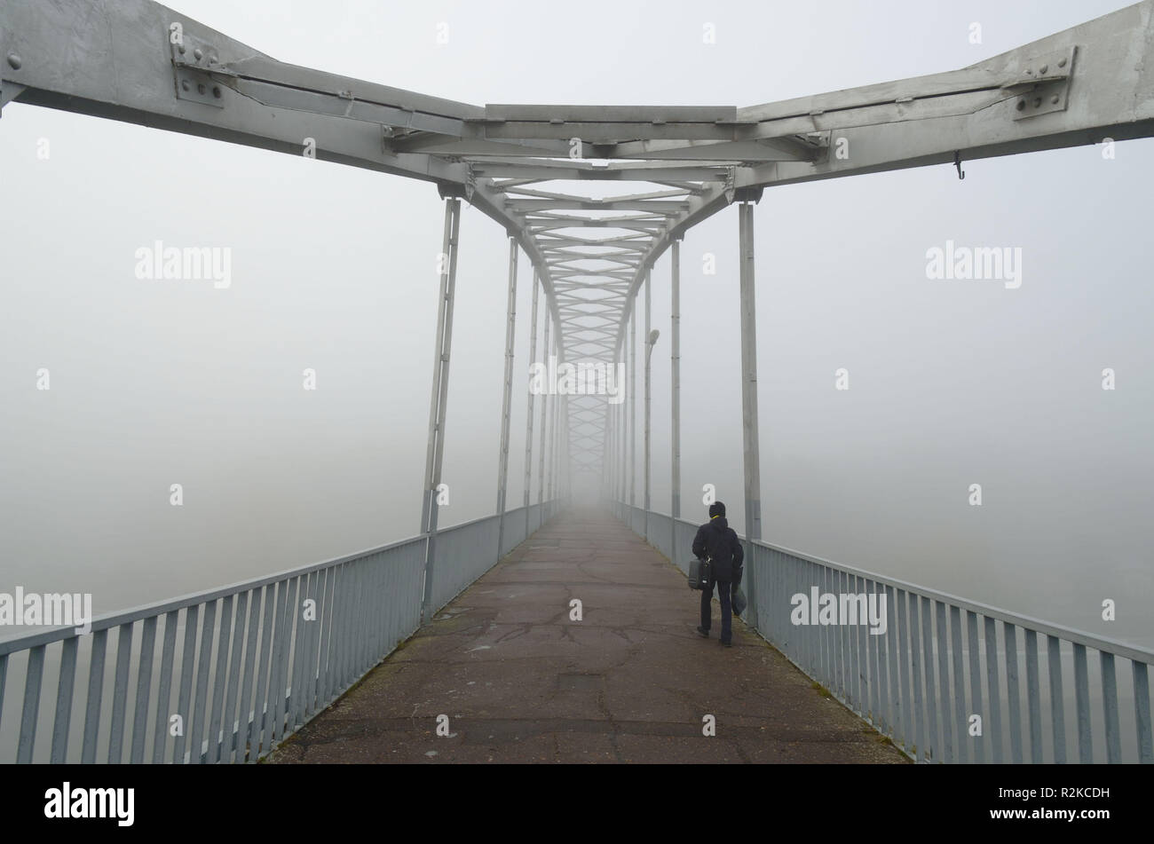 Fog around bridge hi-res stock photography and images - Alamy