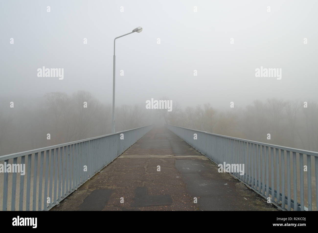 Fog around bridge hi-res stock photography and images - Alamy