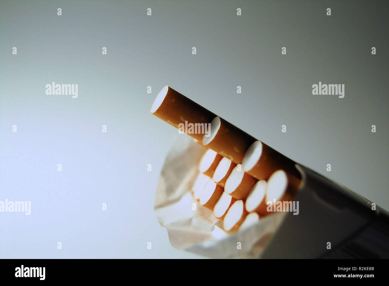 Cork tipped cigarettes hi-res stock photography and images - Alamy