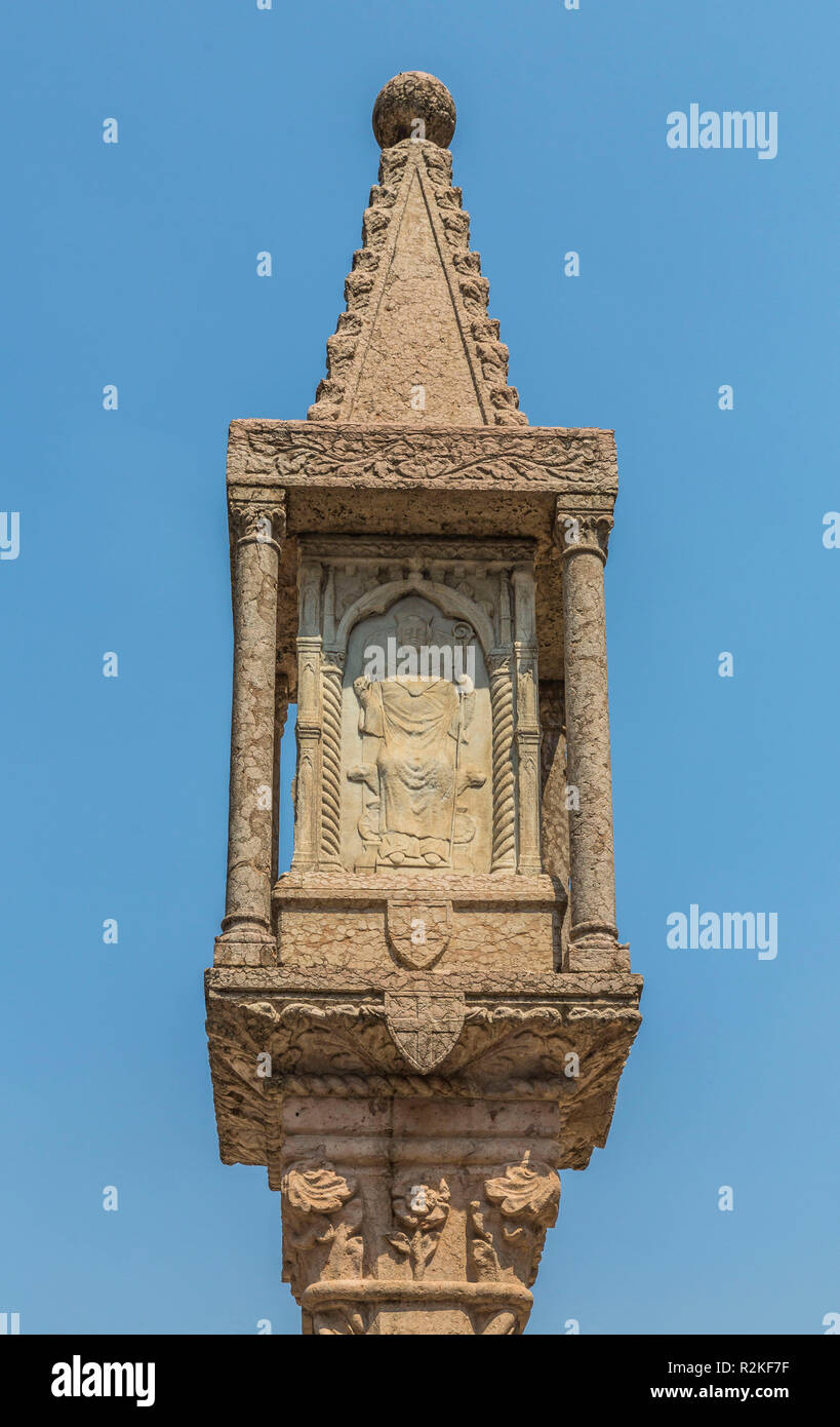 14th century pediment column hi-res stock photography and images - Alamy