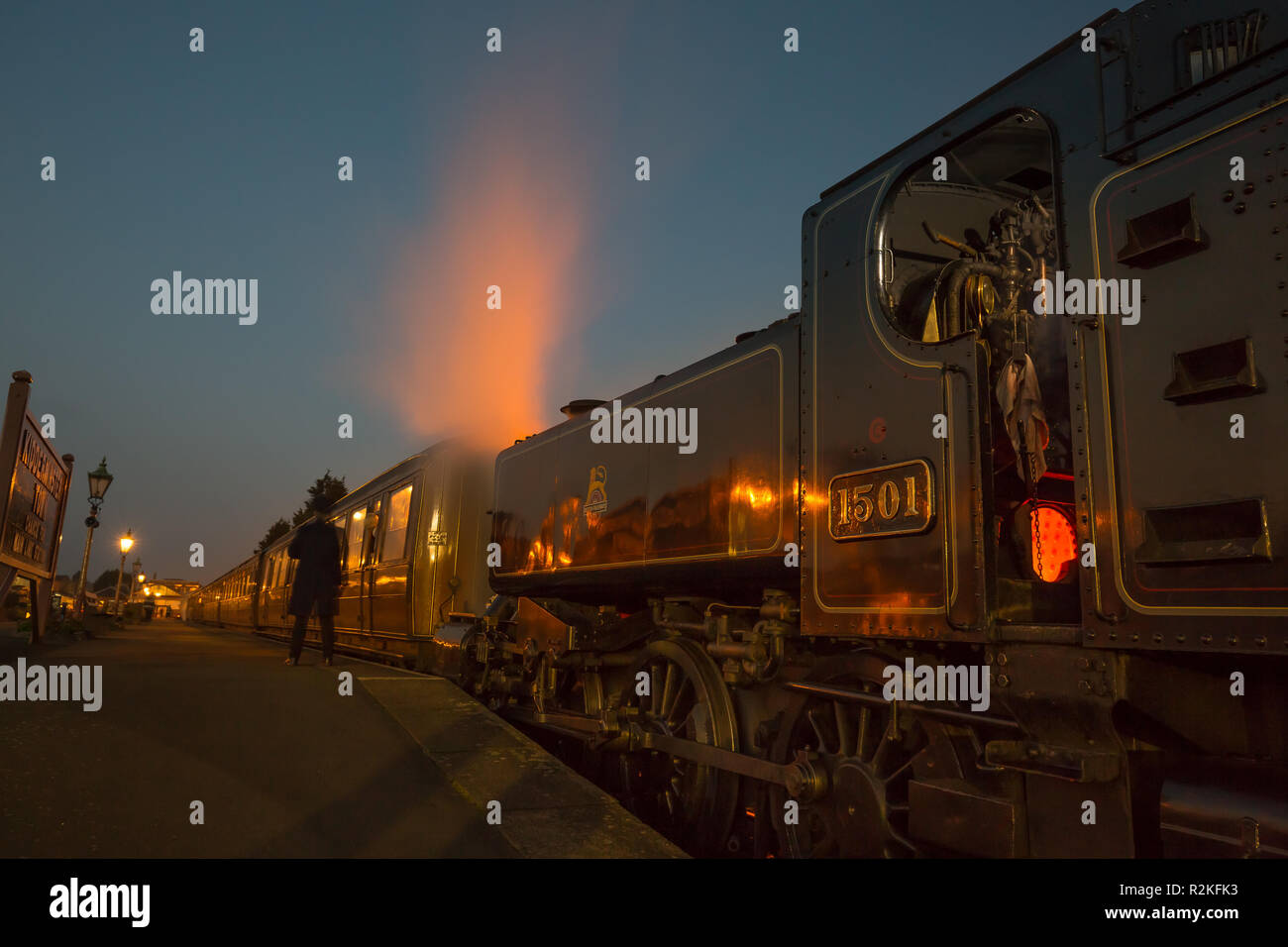 Vintage UK steam locomotive alongside platform, Severn Valley Railway ...