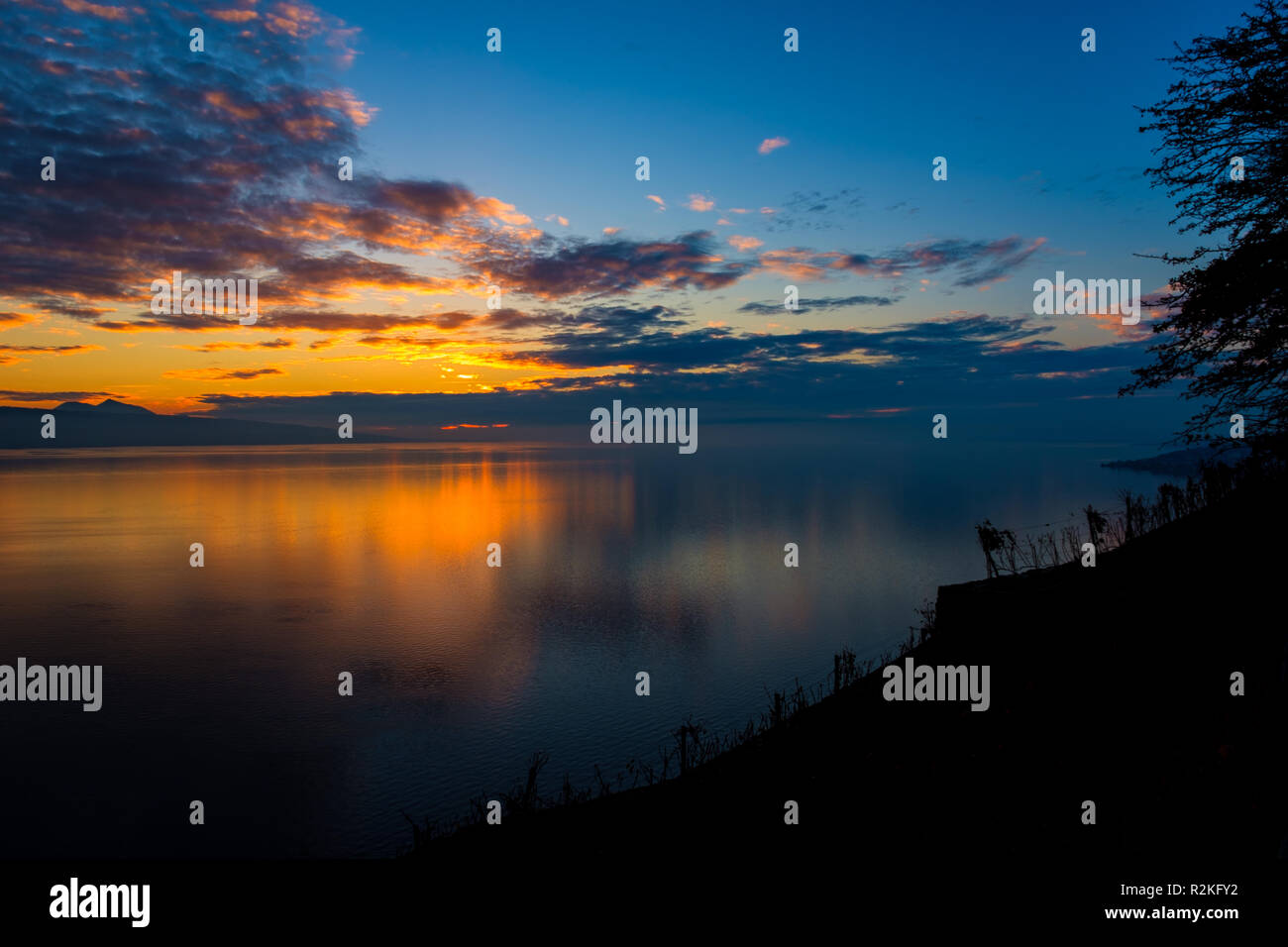 Beautiful colorful sunset in the autumn above the French Alps and Lake ...