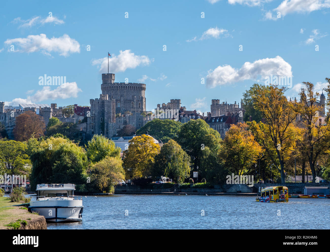 Gb berkshire windsor castle river hi-res stock photography and images ...