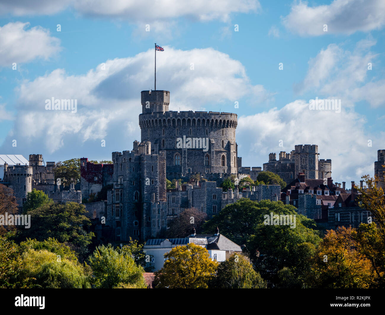 Windsor castle round tower and flag hi-res stock photography and images ...