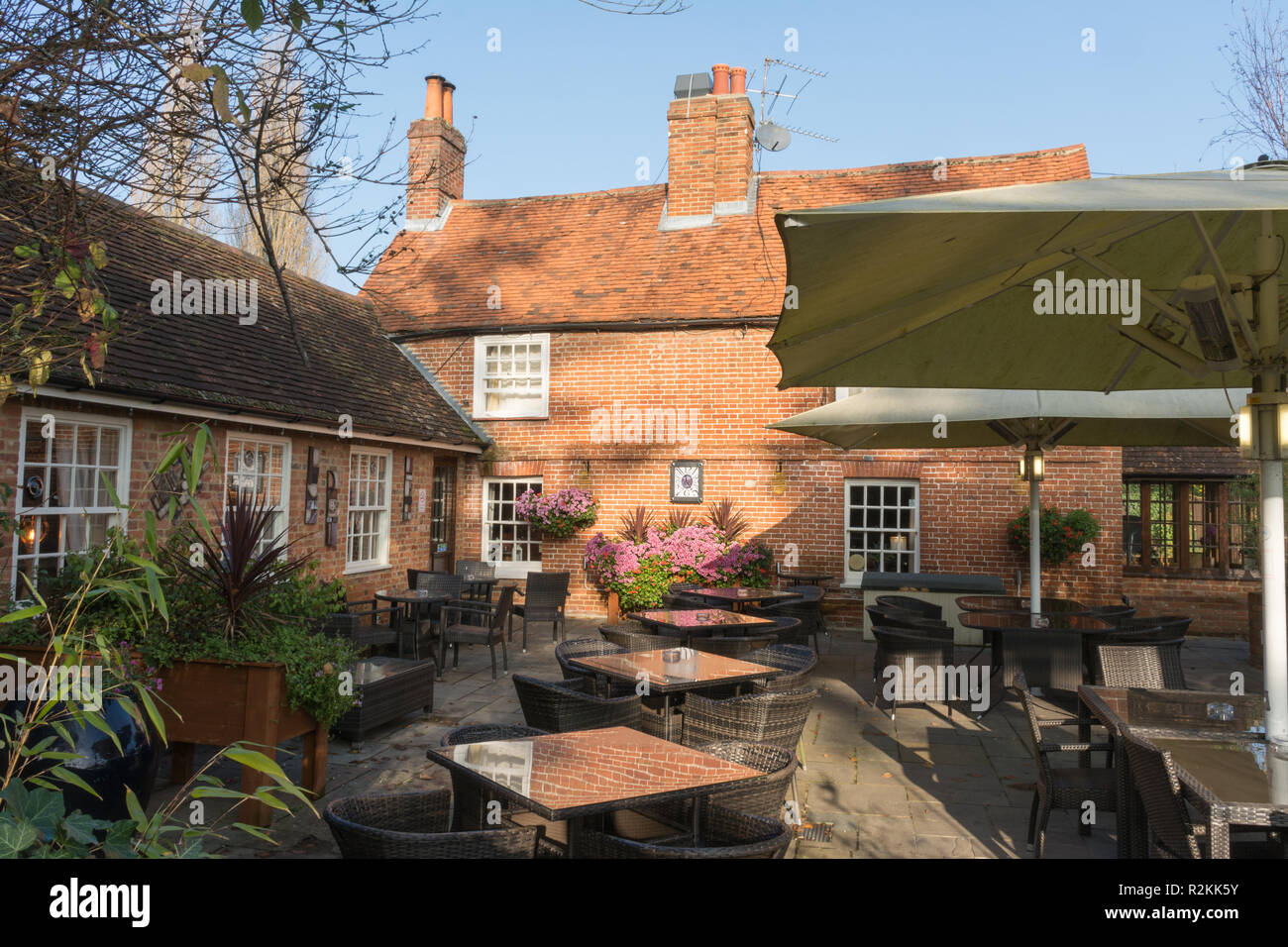 White hart pub uk hi-res stock photography and images - Alamy