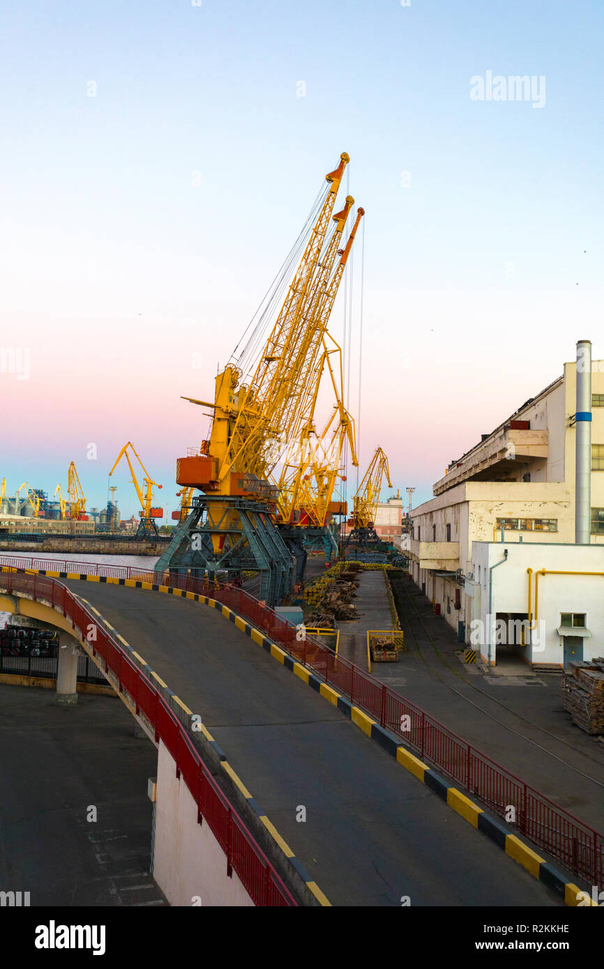 Truck lifting shipping containers hi-res stock photography and images ...