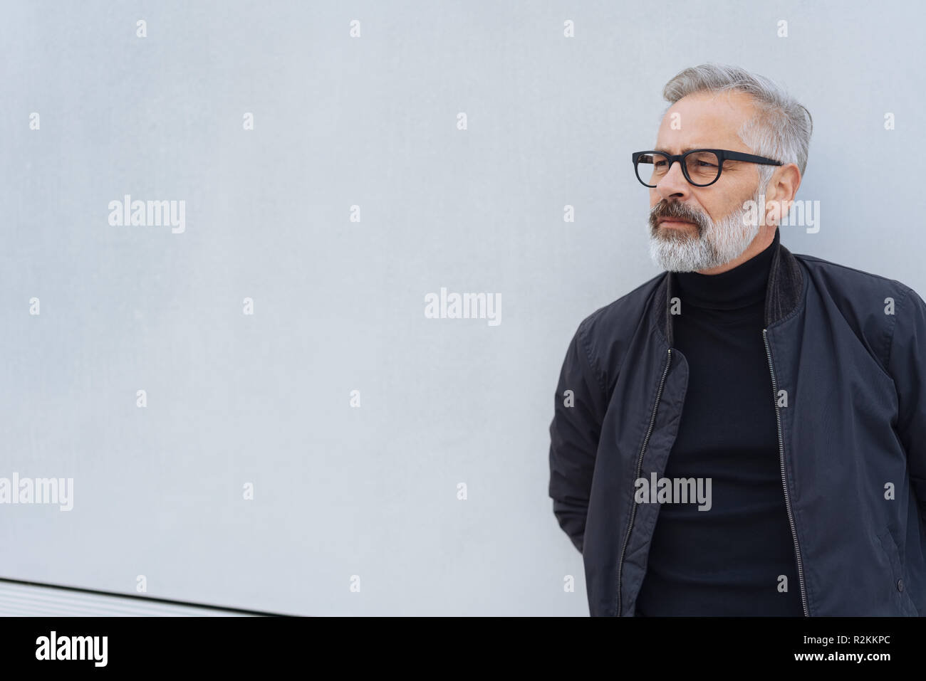 Man standing waiting hi-res stock photography and images - Alamy