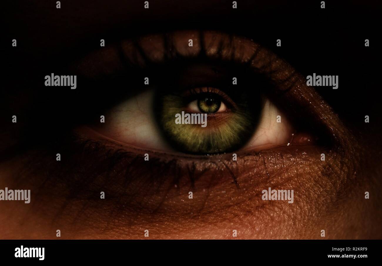 Eye catcher hi-res stock photography and images - Alamy