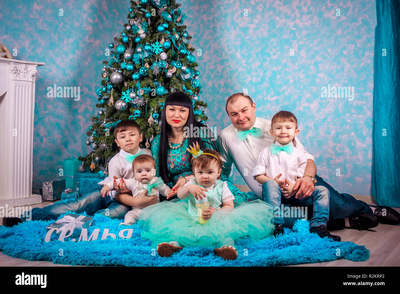 Family gathered around christmas tree hi-res stock photography and ...