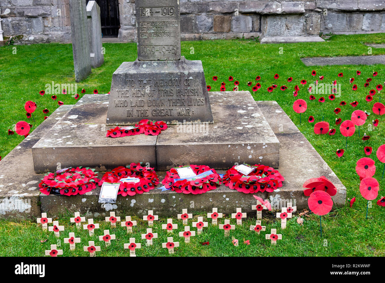 Poppies in graveyard hi-res stock photography and images - Alamy