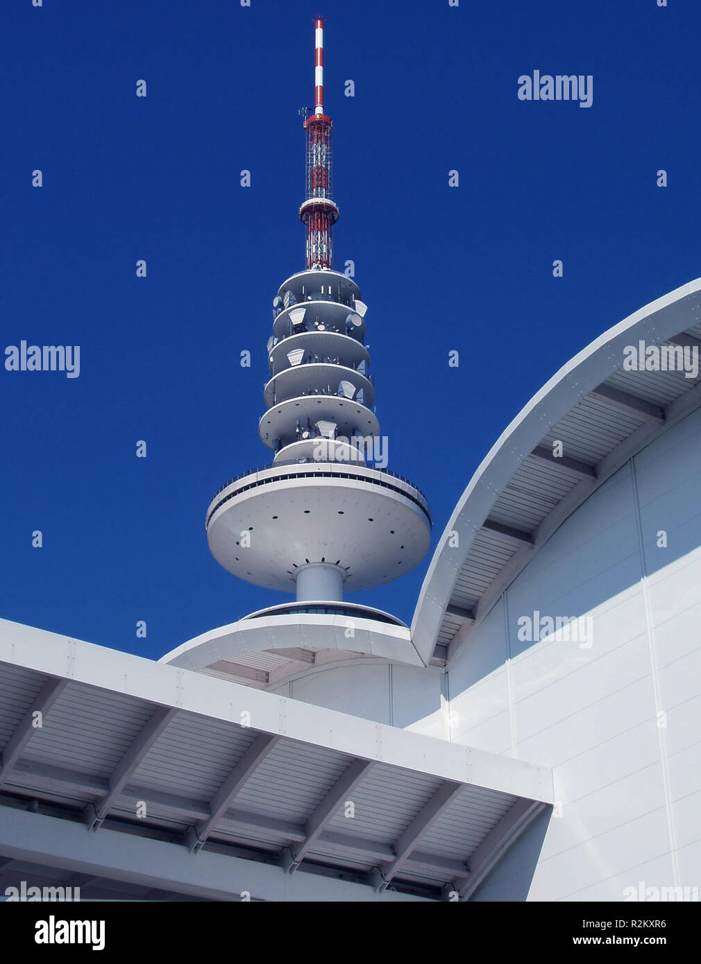 Television broadcasting relay tower hi-res stock photography and images ...
