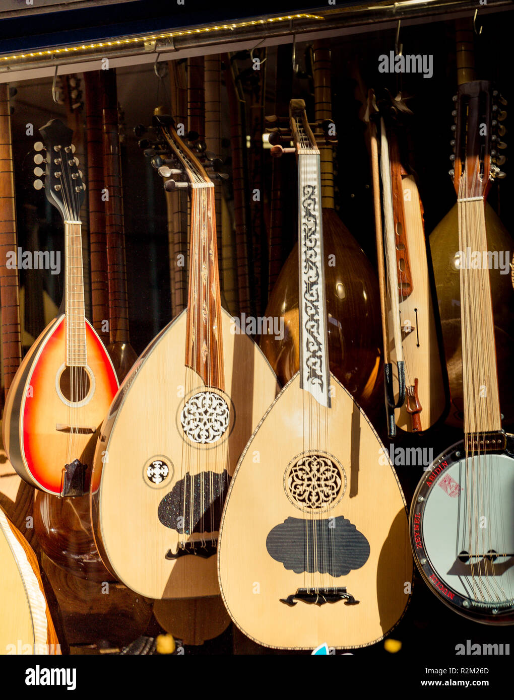 Arabic stringed instruments hi-res stock photography and images - Alamy