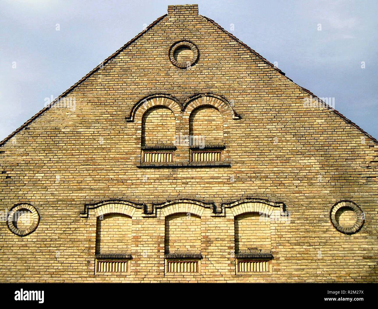 windowless house wall Stock Photo - Alamy