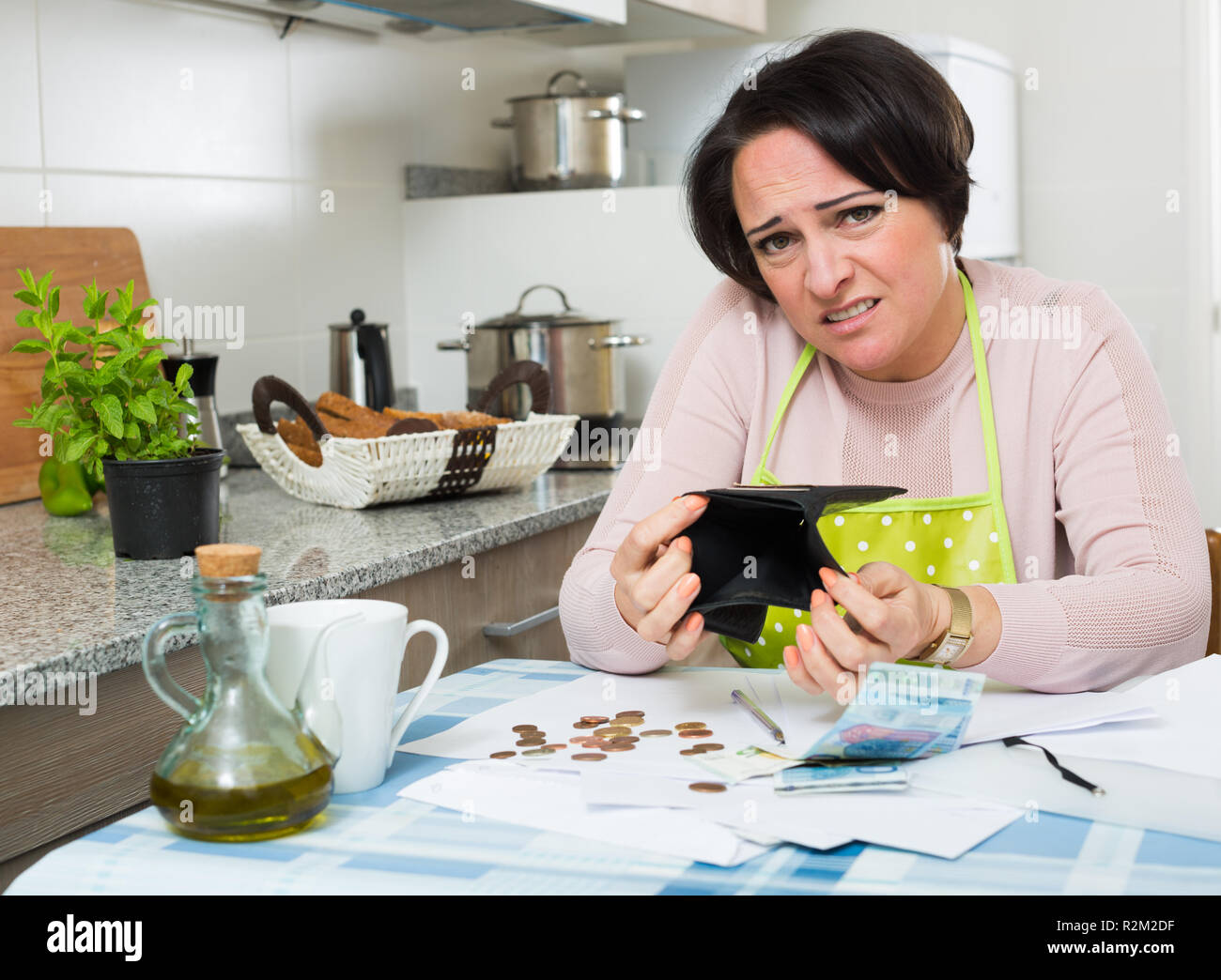 Counting european coins and bills hi-res stock photography and images ...