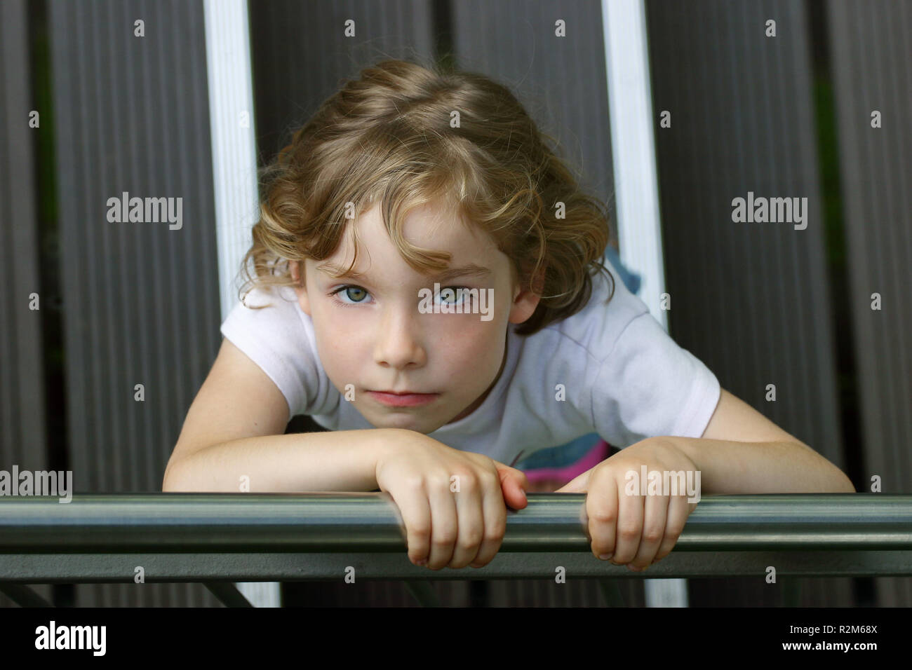 child looks up Stock Photo - Alamy