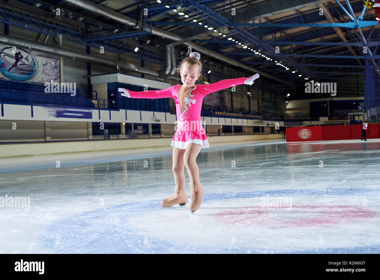 Figure skater girl hi-res stock photography and images - Alamy