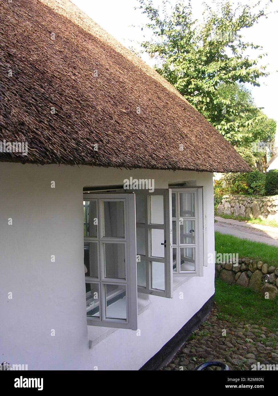 thatched cottage in keitum Stock Photo - Alamy