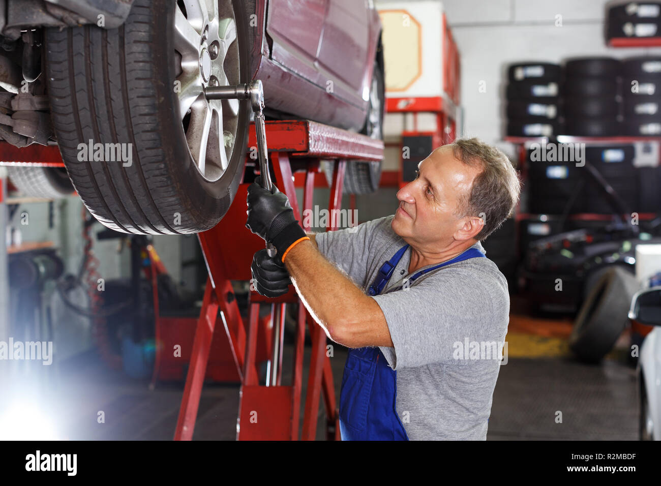 Installing wheel process hi-res stock photography and images - Alamy