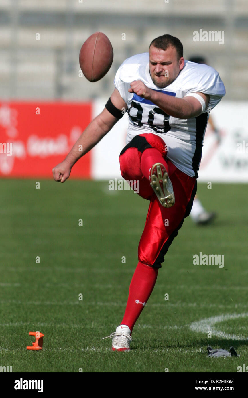 Kicker punter hi-res stock photography and images - Alamy
