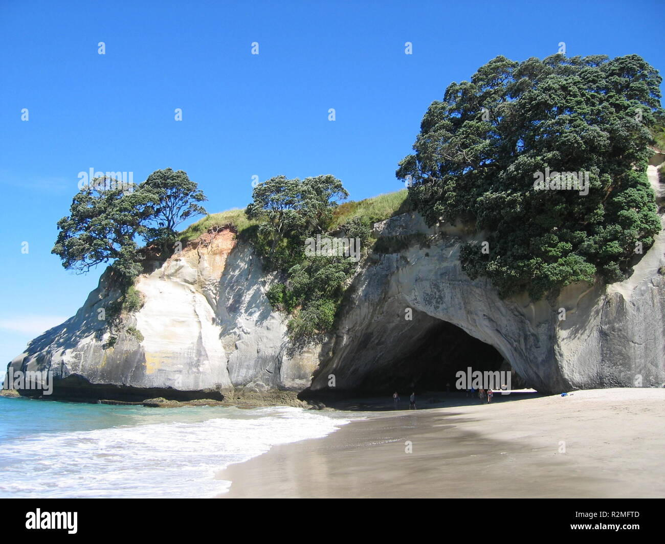 cathedral cove in new zealand Stock Photo - Alamy
