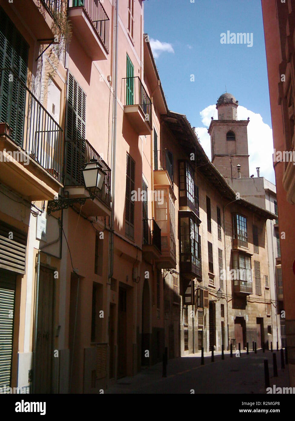 Lonely alley hi-res stock photography and images - Alamy