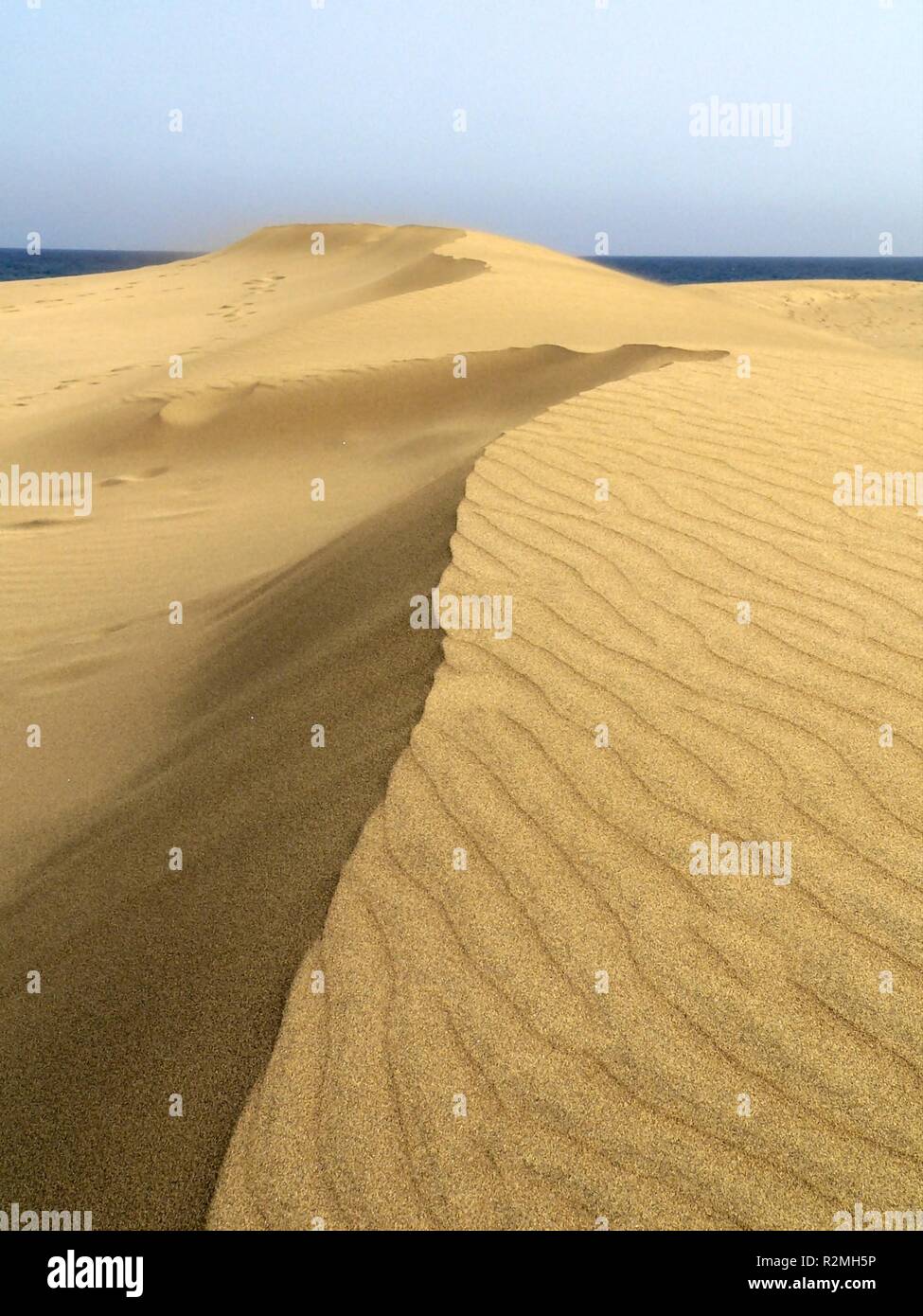 Blue shifting light waves hi-res stock photography and images - Alamy