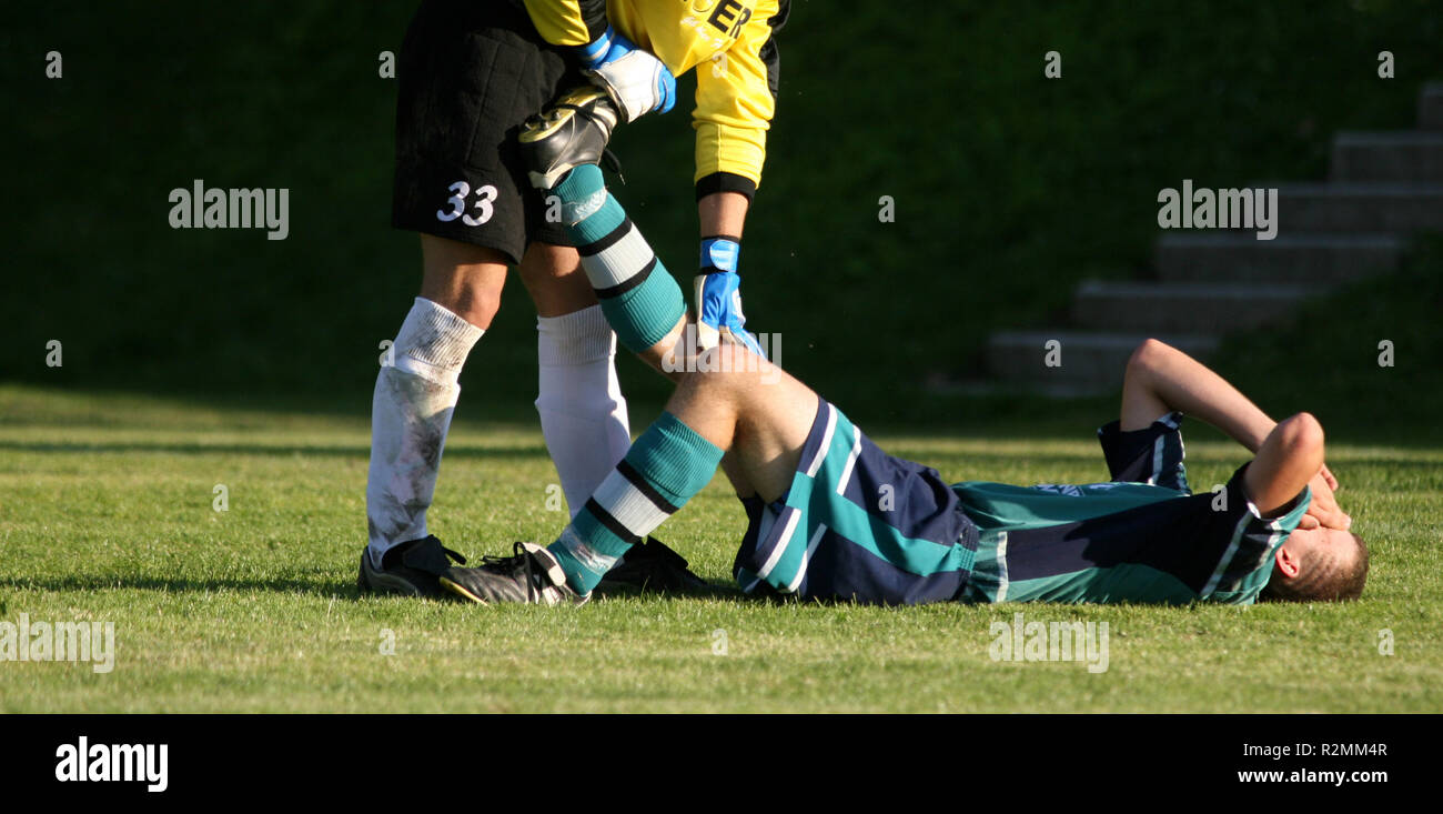 Soccer football injury cramp injured hi-res stock photography and ...