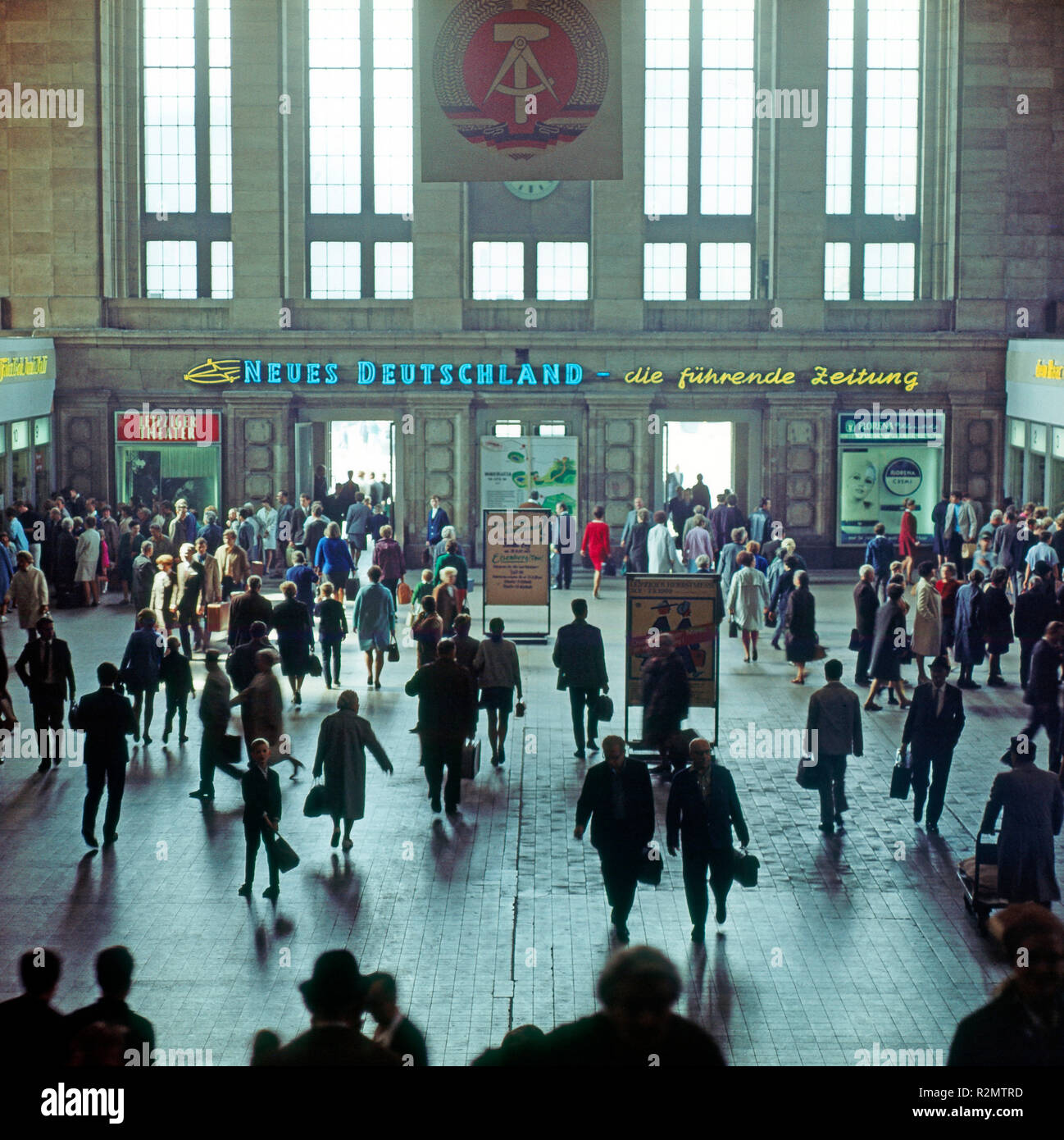 Travel on the Leipzig main station, travellers in the station hall ...