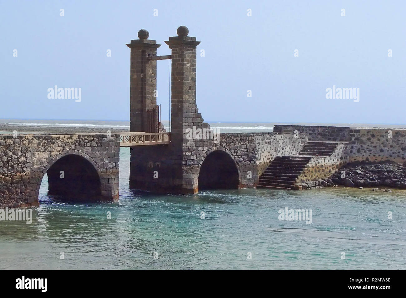 Old drawbridge hi-res stock photography and images - Alamy