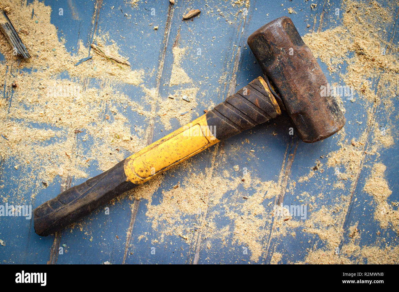 Small single handed worn sledge hammer on grunge wood background Stock ...
