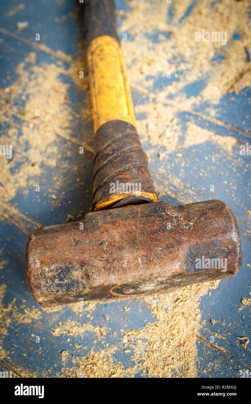 Small single handed worn sledge hammer on grunge wood background Stock ...