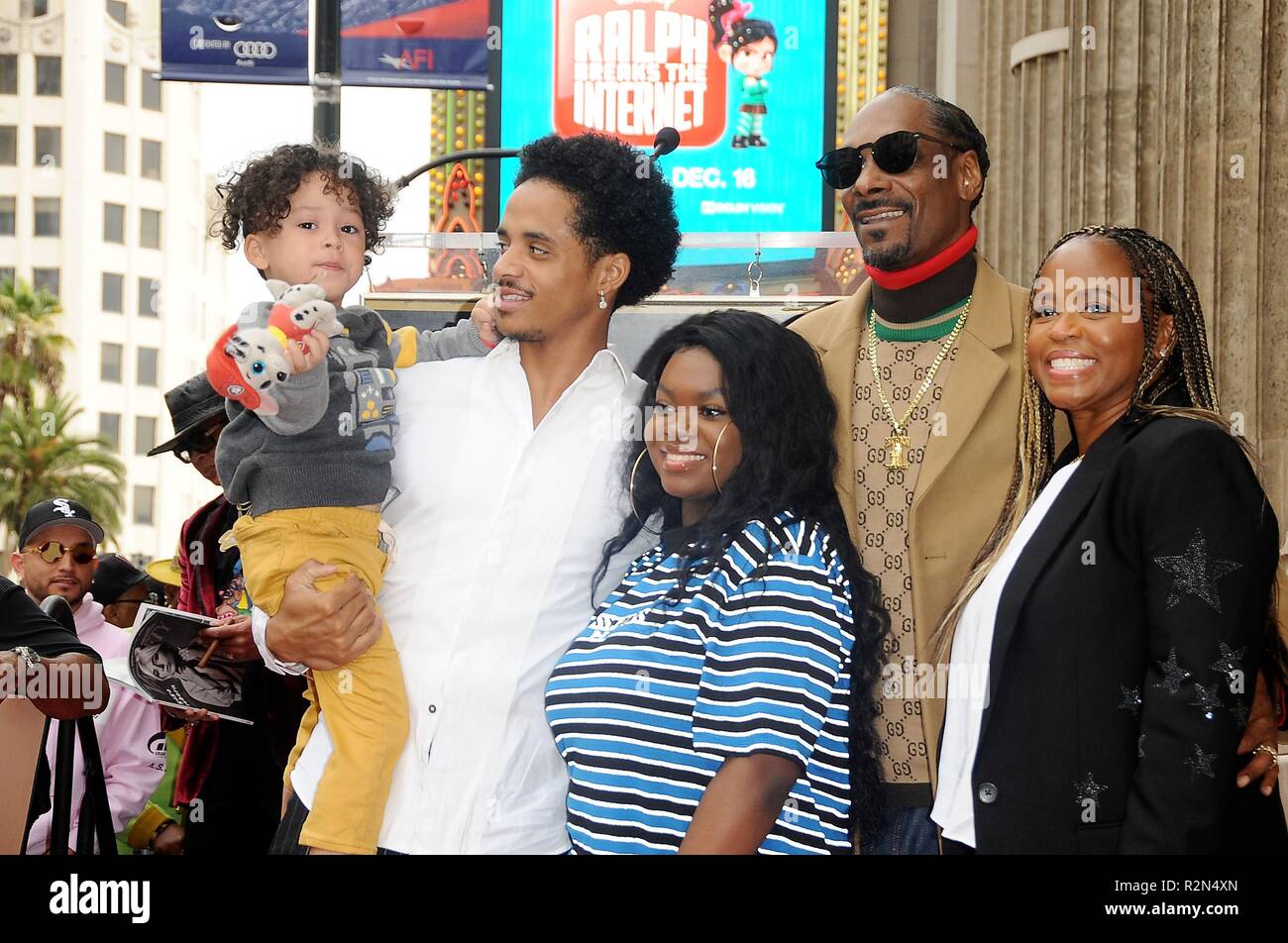 Los Angeles, CA, USA. 19th Nov, 2018. Snoop Dogg, family at the ...