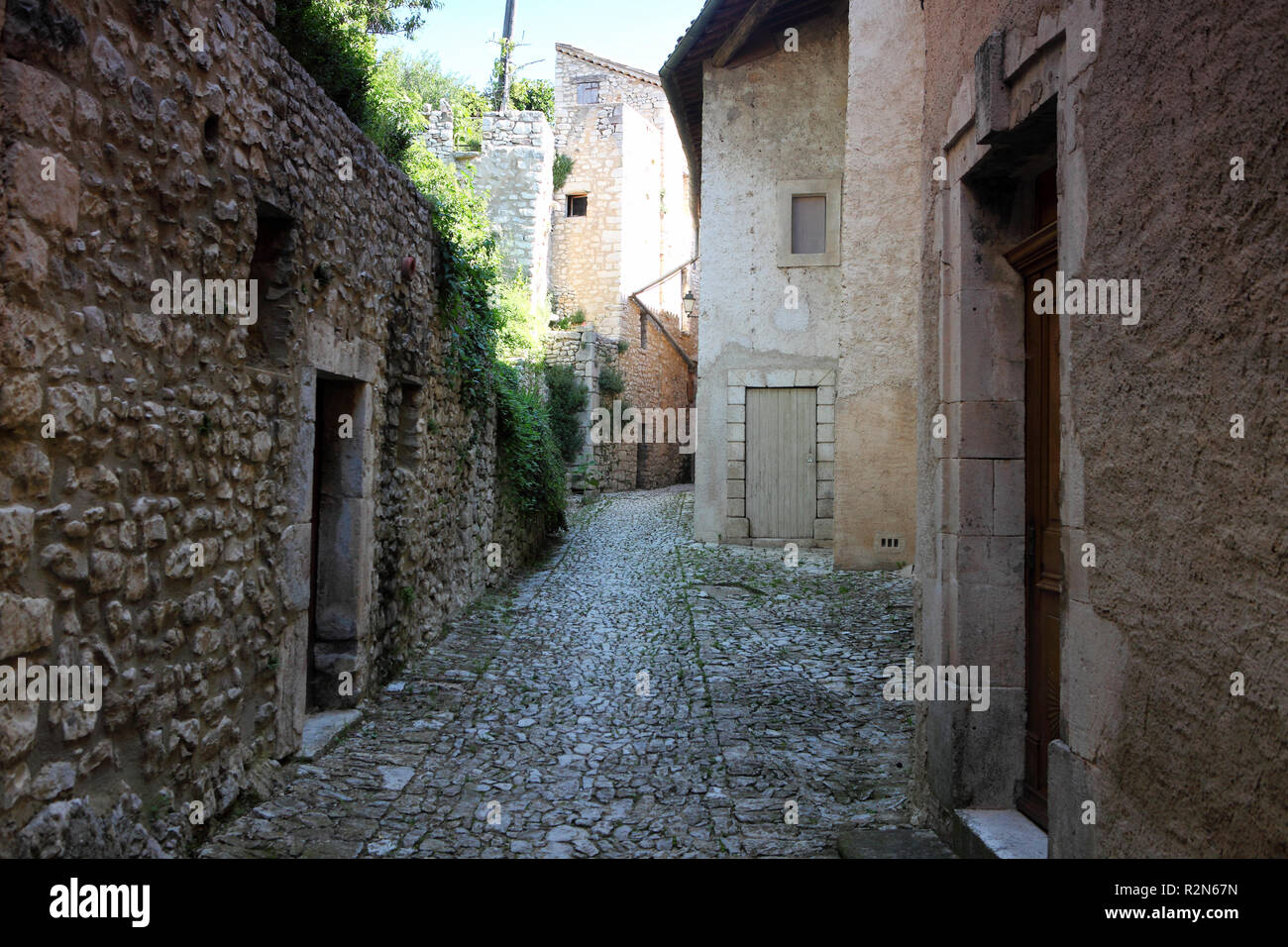 Banon, Frankreich. 12th July, 2018. View into the old town of Banon in ...