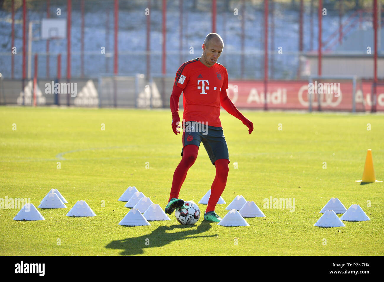Munich, Germany. 20th November, 2018. Arjen ROBBEN (Bayern Munich) in ...