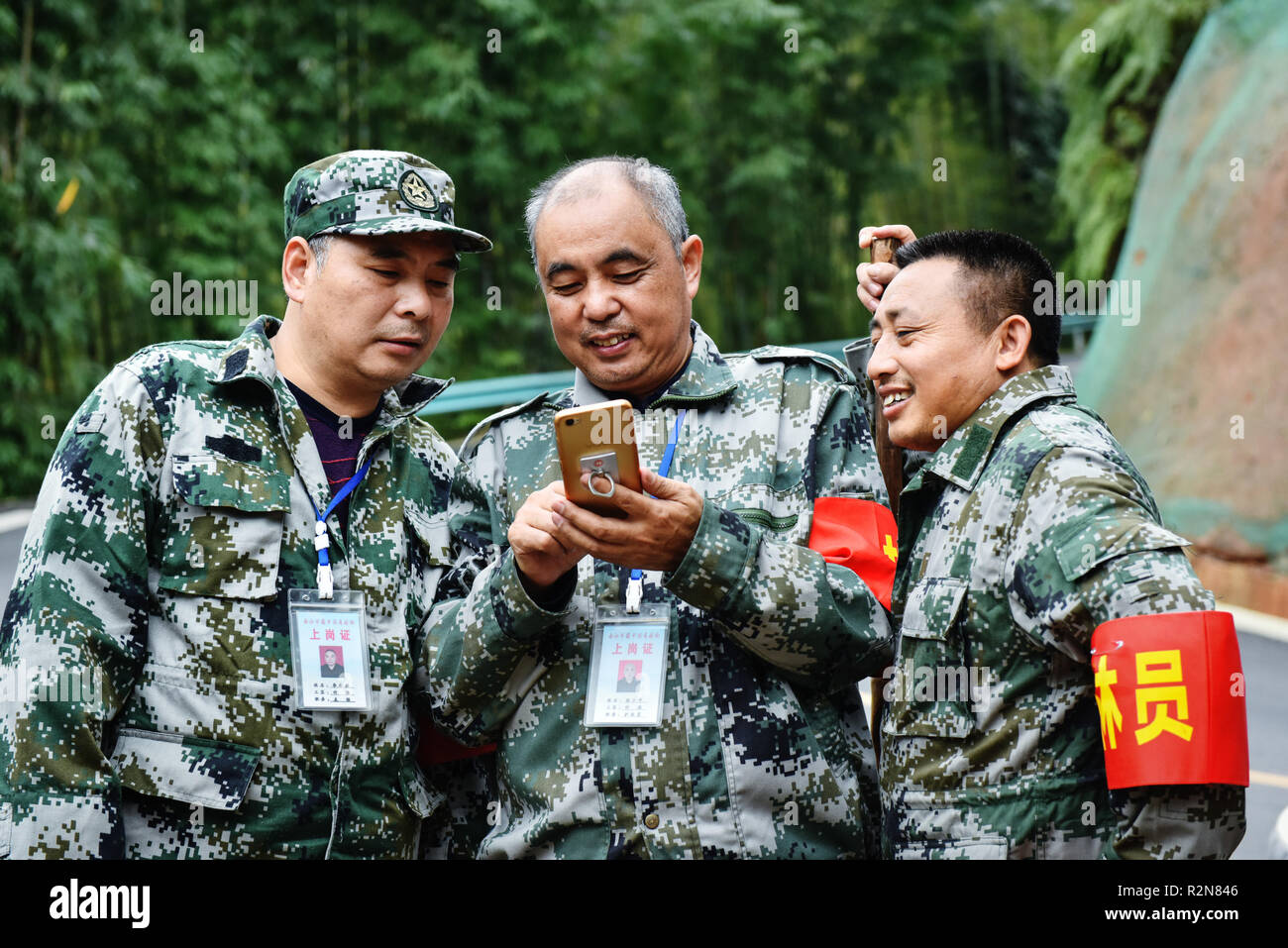 (181120) -- CHISHUI, Nov. 20, 2018 (Xinhua) -- Forest ranger Tang ...