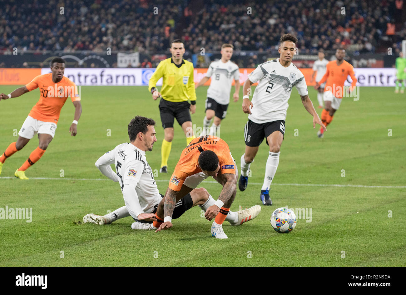 Mats HUMMELS l. (GER) in duels versus Memphis DEPAY (NED), r. Thilo ...
