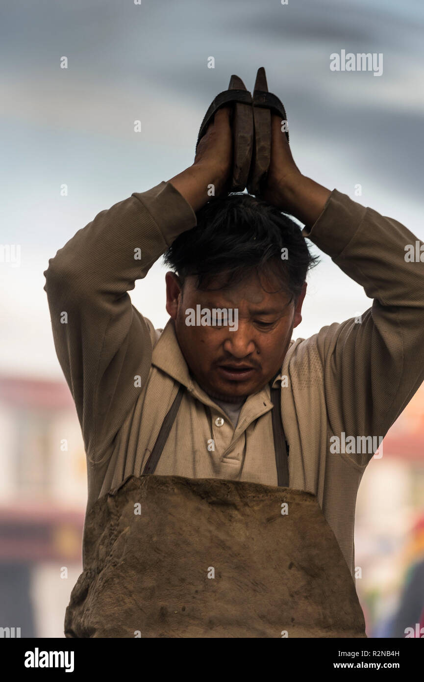 Tibet lhasa, Tibetan making prostrations on the Barkor square Stock ...