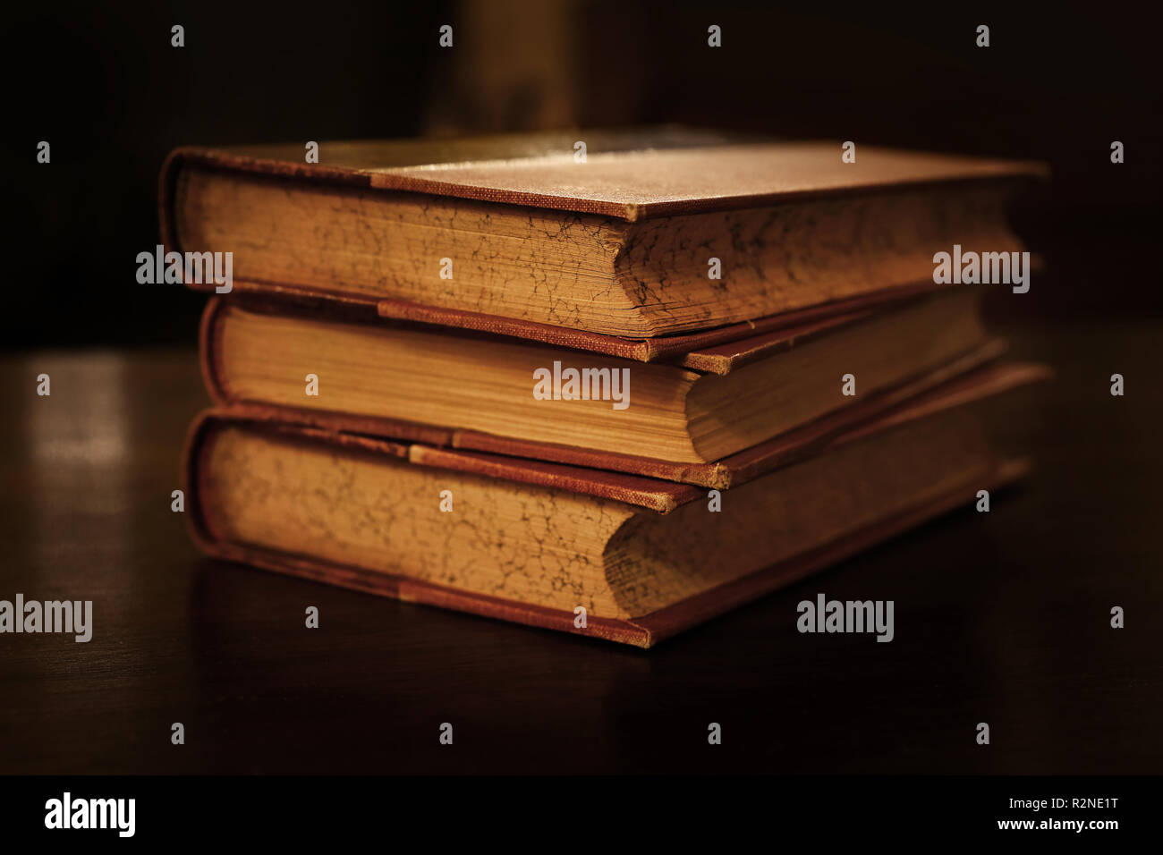 Old hardcover books hi-res stock photography and images - Alamy