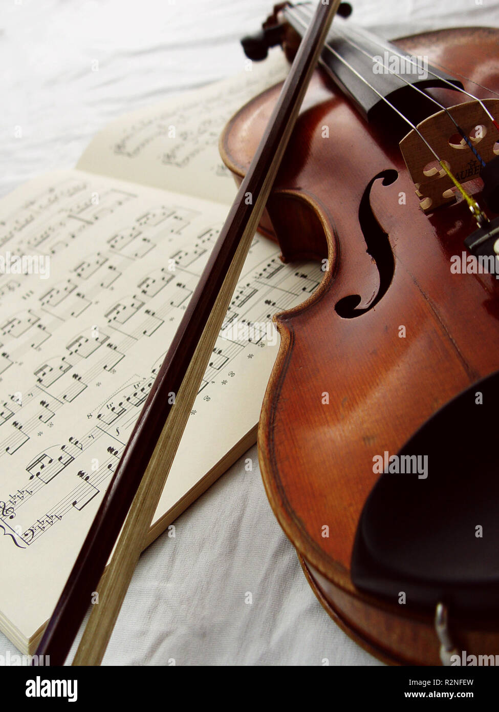 Violin notes hi-res stock photography and images - Alamy