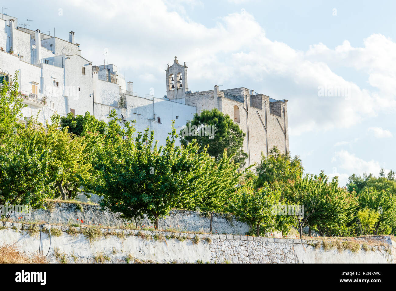 White buildings village hi-res stock photography and images - Alamy