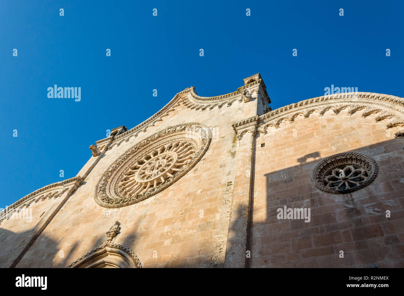 Medieval building white walls hi-res stock photography and images - Alamy
